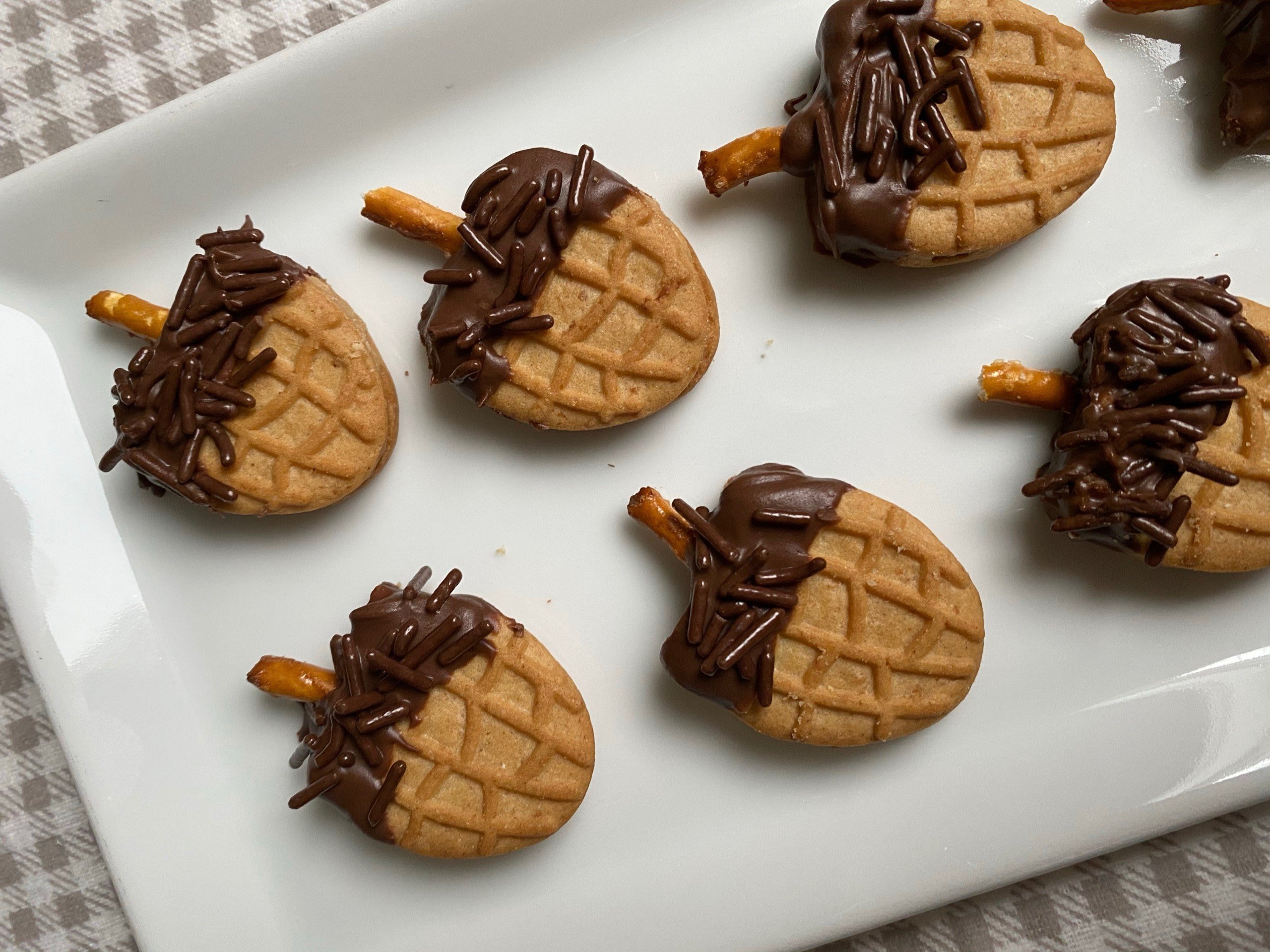 Simple Autumn Acorn Cookies | The Gingham Apron
