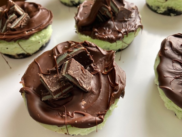 Mini Mint Cheesecakes | The Gingham Apron
